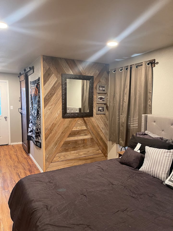 Comfortable 1 Bedroom Suite - Crystal City, TX