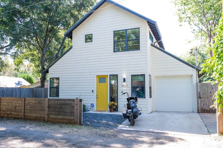Eastside Villa | The Yellow Door <5 Min To All Atx - Austin