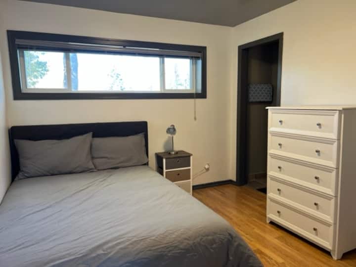 Adorable 1 Bedroom Suite With Separate Entrance. - Calgary