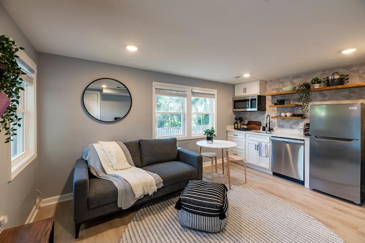 Modern 1bd/1ba Garden Apartment With Free Parking - Alexandria, VA