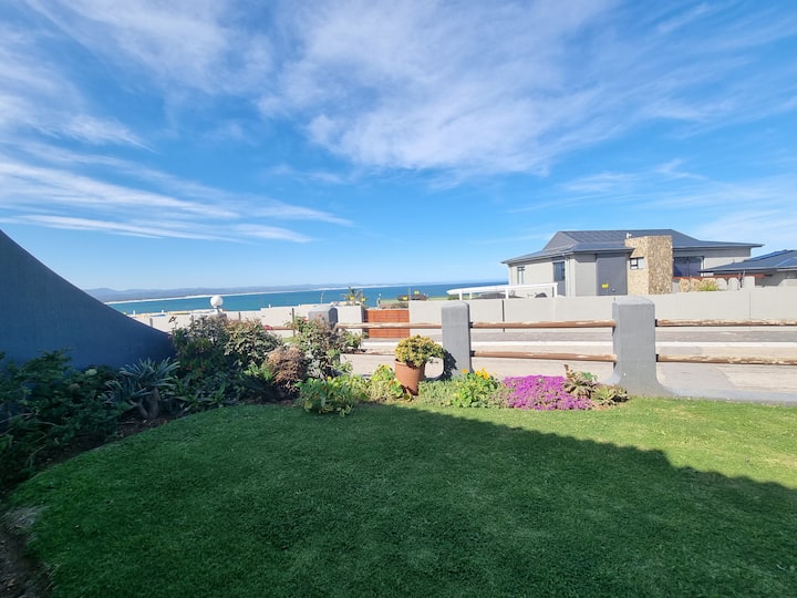 Family 3 Bedroom House With Indoor Braai. - Jeffreys Bay