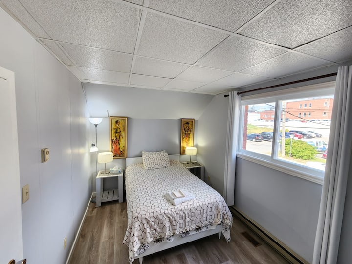 Upper Level Central 1 Bedroom Apt W/self Check In - Greater Sudbury