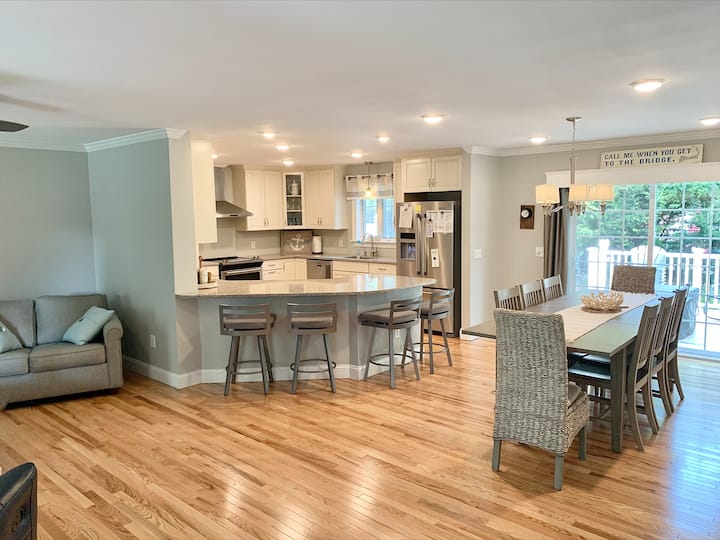 Coastal Retreat Close To Beach And Area Amenities - Falmouth, MA