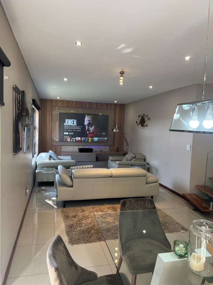 A Beautiful Modernize 4 Bedrooms Stand Alone House - Kempton Park