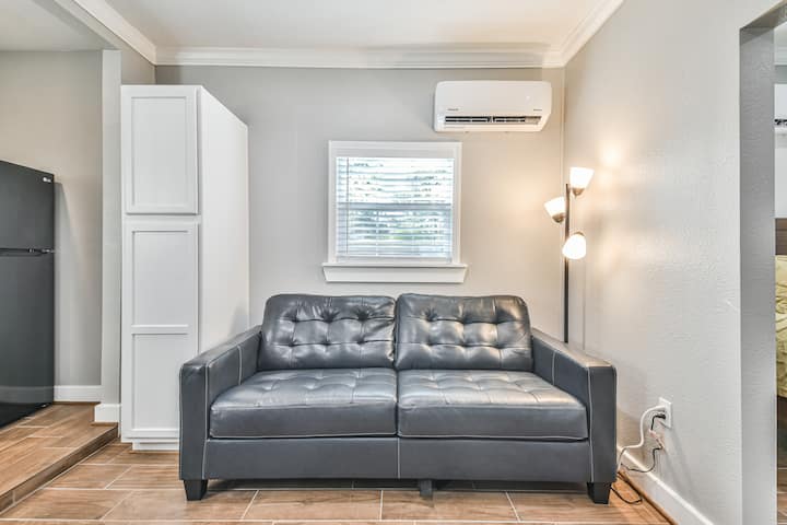 Lovely 1-bedroom Unit W/free Parking On Premises. - Conroe, TX