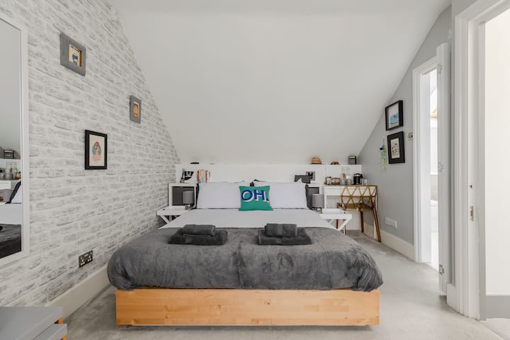 A 1kingsizebed + Private Shower + Desk (Room 3) - Fulham