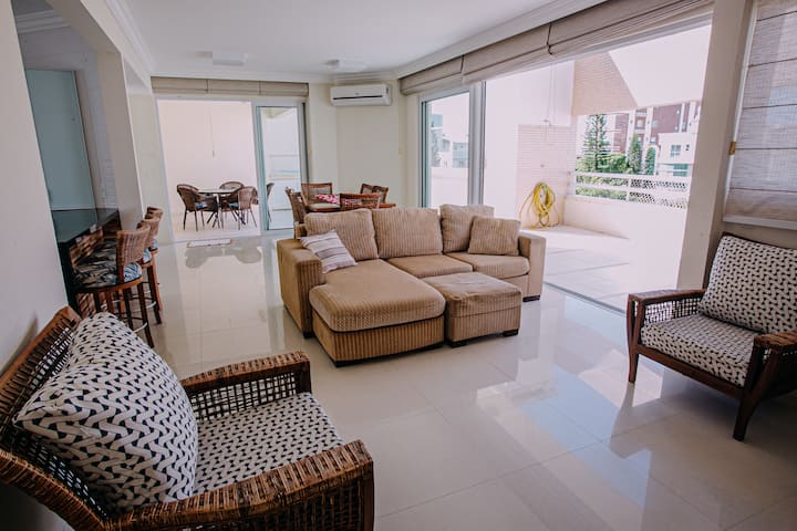 Linda Cobertura Espaçosa No Coração De Bombas - Bombinhas