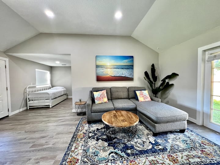 Bright, Cozy & Spacious Home In Odessa! - Keystone, FL