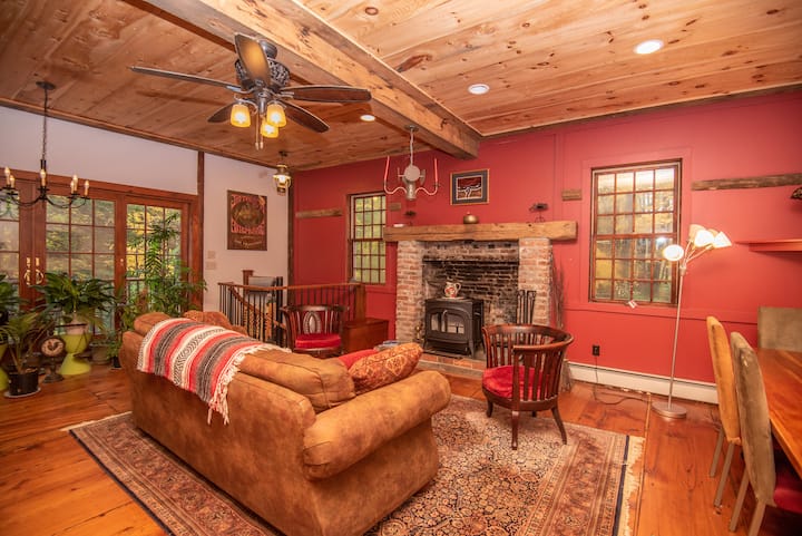 Cozy Bedroom In 1850's Grist Mill - Greenfield, MA