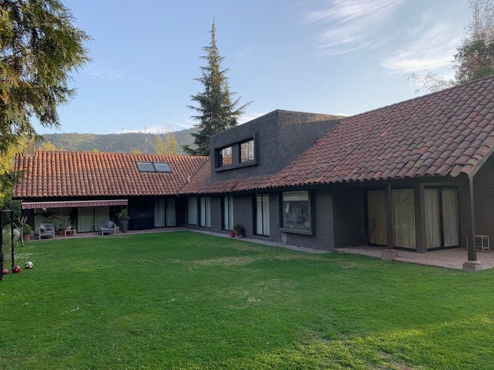 Gran Casa Remodelada Con Amplio Jardín Y Piscina. - Santiago, Chile