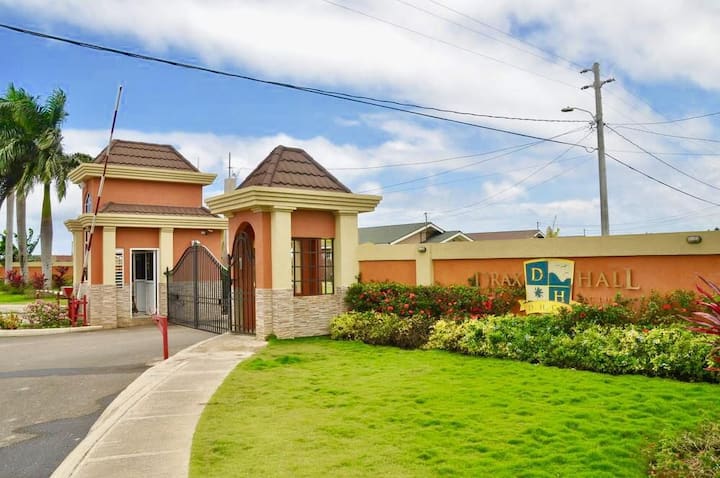 R&r Tranquility
2br2bth,24hr Security - Jamaica