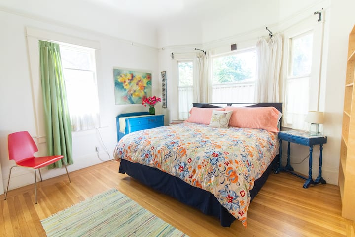 Cheerful Master Suite In Midtown - Sacramento, CA