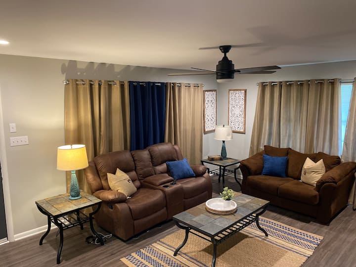 Cheerful 3-bedroom With Parking - Pet Friendly - Little Rock, AR