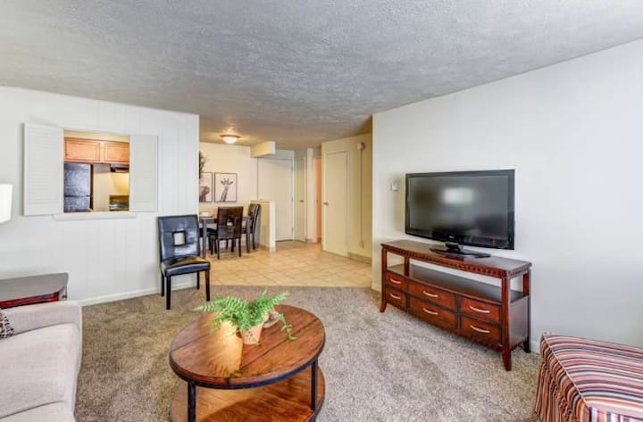Cozy 1-bedroom Apartment Near Downtown Dayton! - Dayton, OH