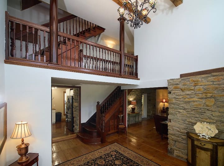 Stunning 1790 Stone House-4 Bdrm, For 10 Guests - New Paltz, NY