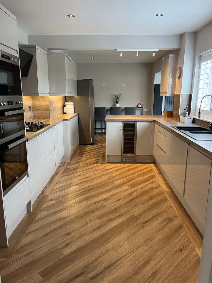 Seaside Stays - Modern 4 Bed Home With Sea Views - Hampshire