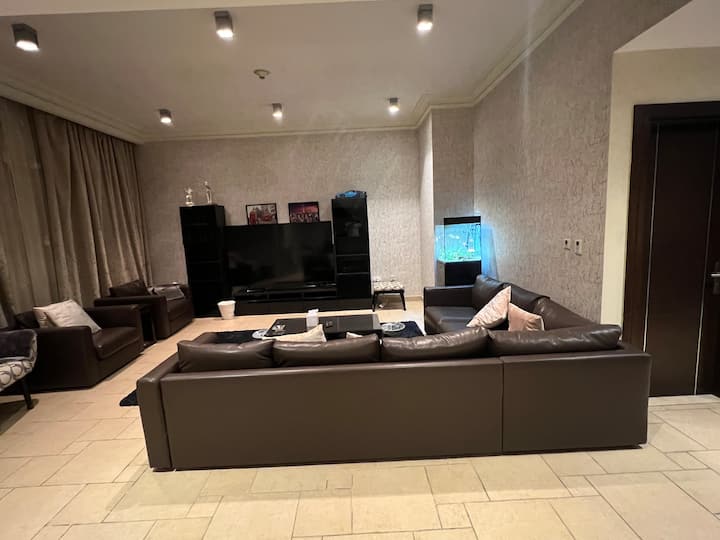 A Cheerful 3 Bedroom Townhouse With Beach Access - Doha