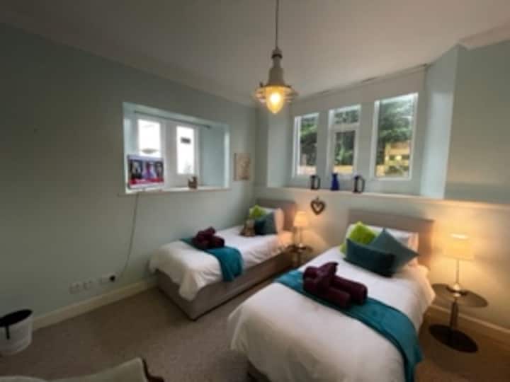 Twin Bedroom With Private Bathroom - Isle of Arran
