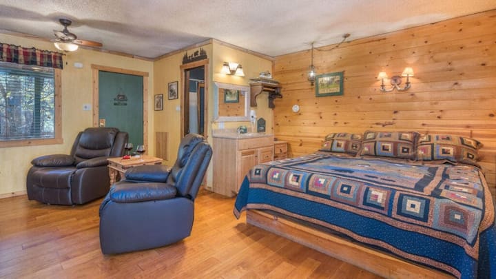 "Aspen" - Romantic Studio @ Whispering Pine Cabins - Ruidoso, NM