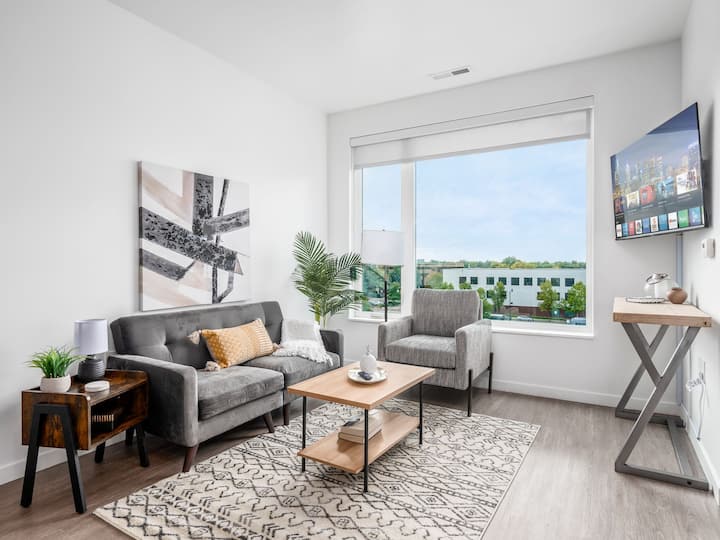 Luxury Gray & Gold Executive Suite In Heart Of Col - Columbus, OH