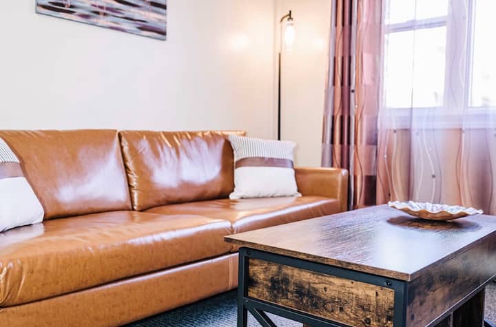 Convenient Location Near Ammenities. King Size Bed - Worth, IL