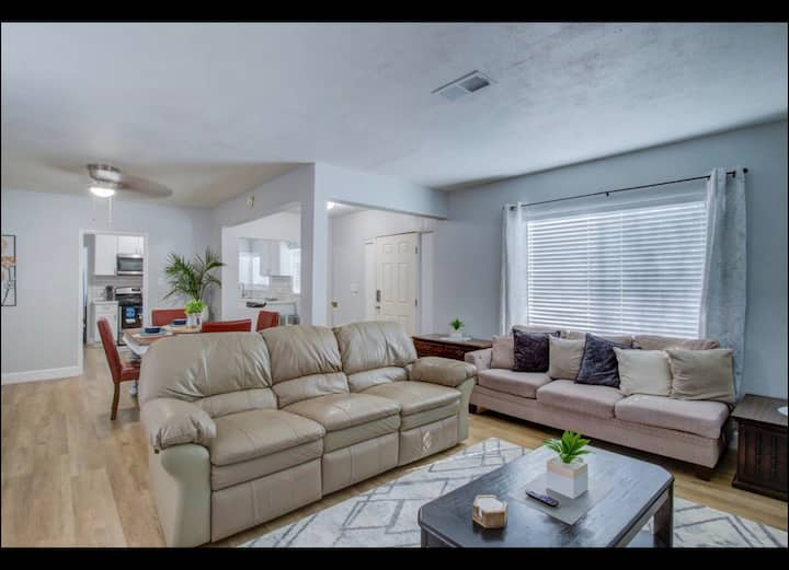 Cheerful 3-bedrooms Centrally Located In Riverside - Riverside, CA