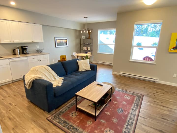 Bright, Private, Fully Furnished Unit In Maple Bay - Duncan