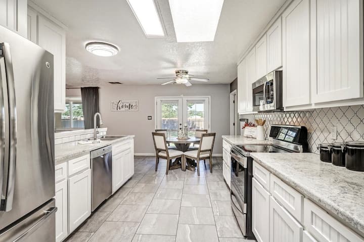Cheerful 3 Bedroom Place With Fireplace. - Los Lunas, NM