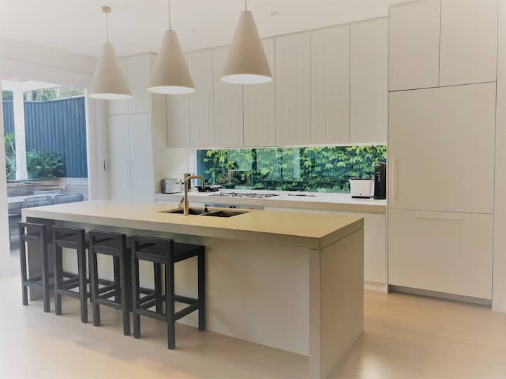 Stylish 3 Bedroom Home With Backyard And Parking - North Sydney