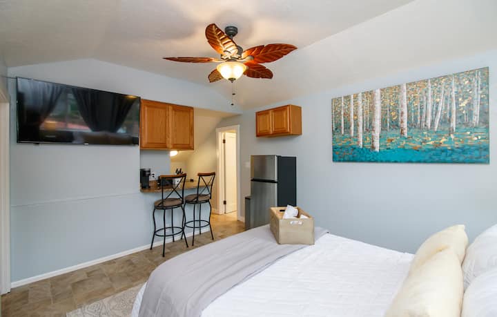 Adorable Loft With Kitchenette And 55" Hdtv - Medford, OR