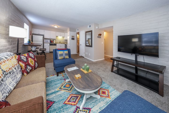 Furnished East Tucson Condo For 30+ Day Stays King Bed Sofa Bed Pool Hot Tub Gym - Tucson, AZ