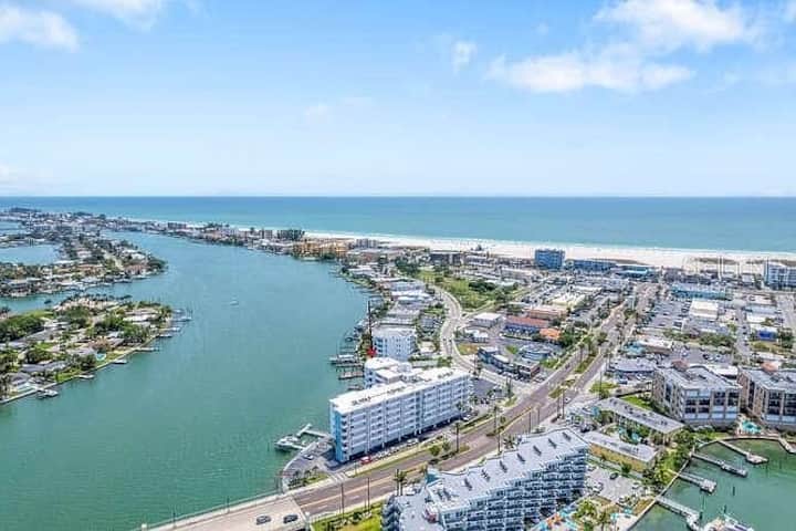 Walk To The Beach In This Lovely 1 Bedroom Condo - Treasure Island, FL