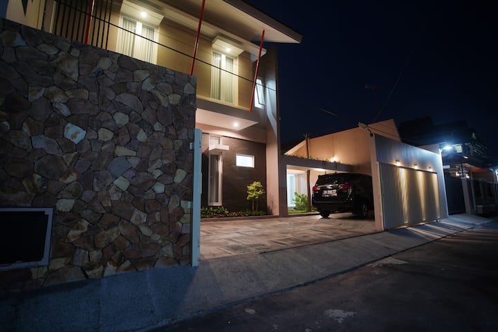 V Living 4 Bed Room Home - Yogyakarta