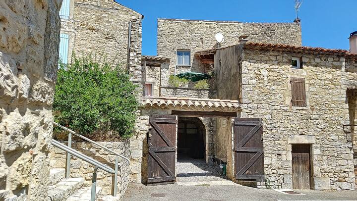 Maison Ardéchoise . Vagnas - Barjac