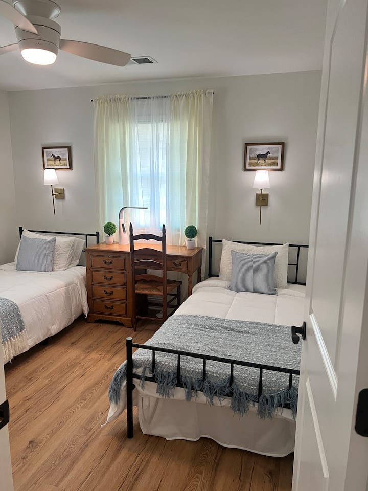 Spacious Renovated Retreat | Eco-clean + Sunroom - 그린즈버러