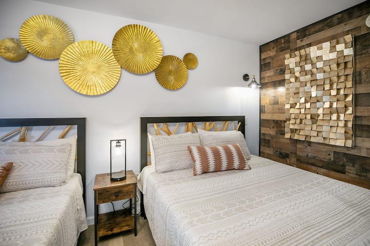 Remodeled Room W/ Outdoor Fire Pit, Near Downtown - Eureka Springs, AR