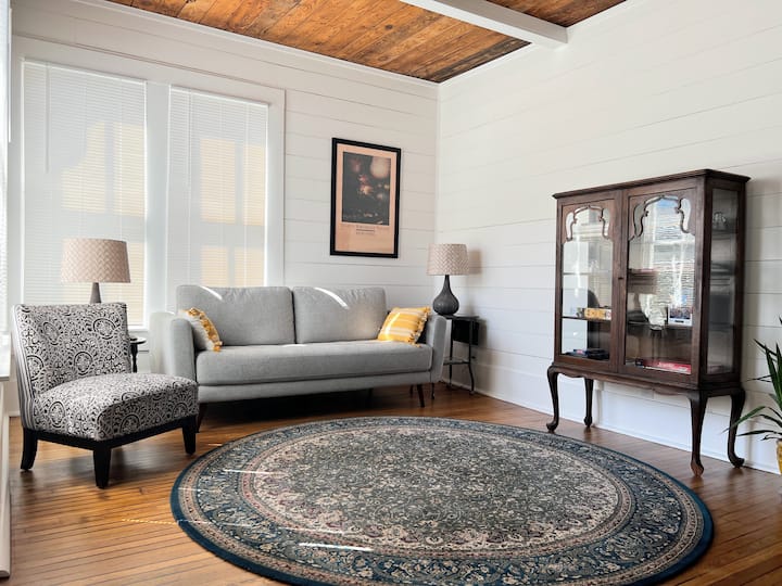 Cheerful 2 Bedroom Bungalow In Tobin Hill - San Antonio, TX