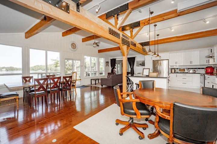 Stunning Muskoka Cottage On The Lake - Gravenhurst