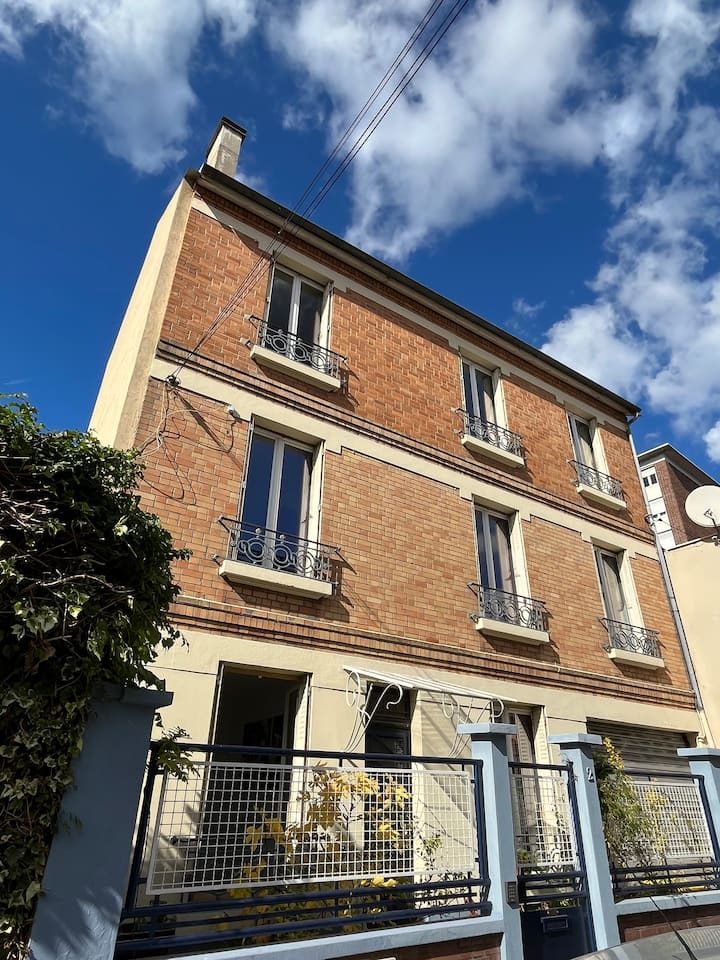 A Deux Pas Du Métro Parisien, Maison Avec Garage - Rosny-sous-Bois