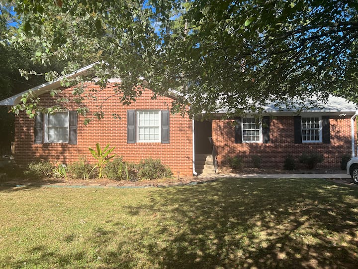 Located 1.4 Miles From Uga Stadium In Five Points - Athens, GA