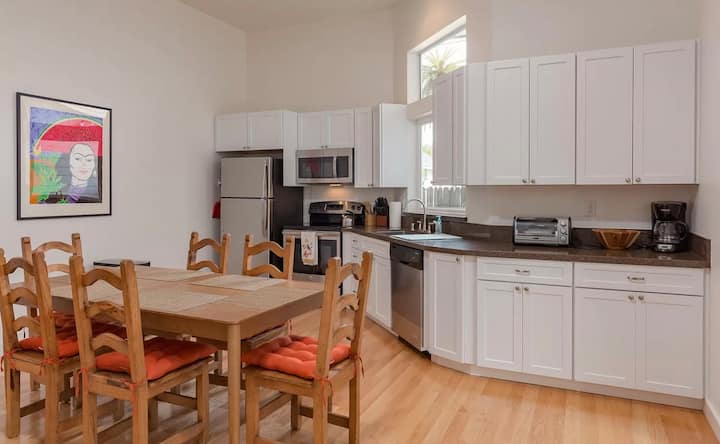 Sunny Seabright Condo, Steps From The Beach - Santa Cruz, CA