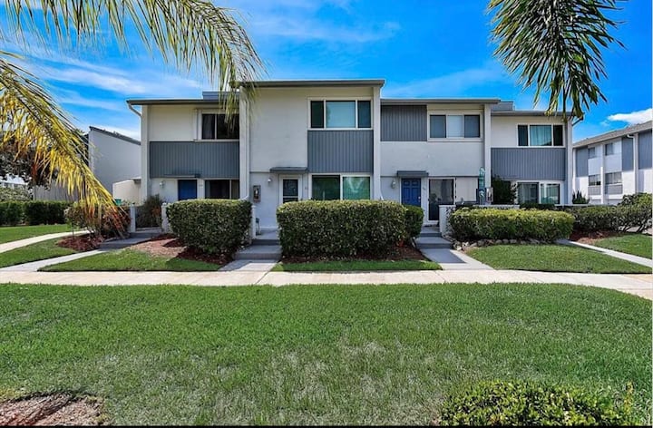 Peaceful & Serene Townhome Near Indian Rocks Beach - Largo, FL