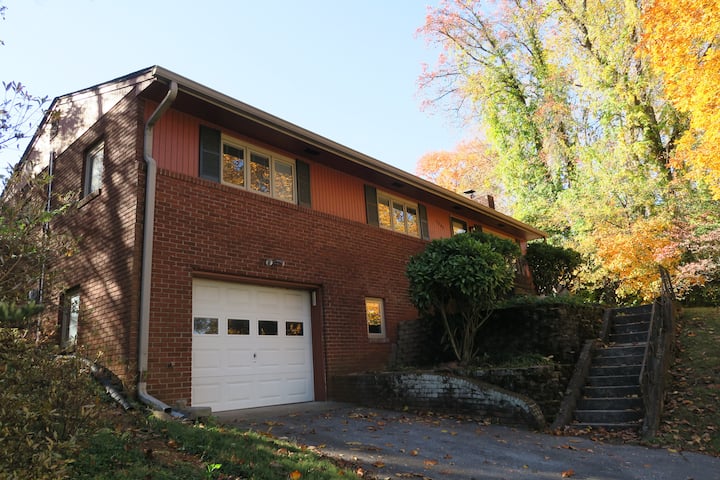 Roomy Residence In Old Knox Suburb - Knoxville, TN