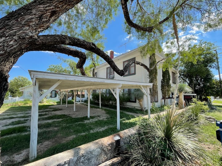 Carriage Inn – Bandera | Sleeps 25 & Close To Main - Bandera, TX