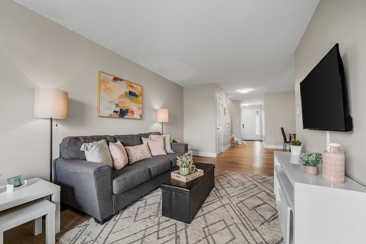 Bright & Spacious - 3-bedroom Home - Kitchener