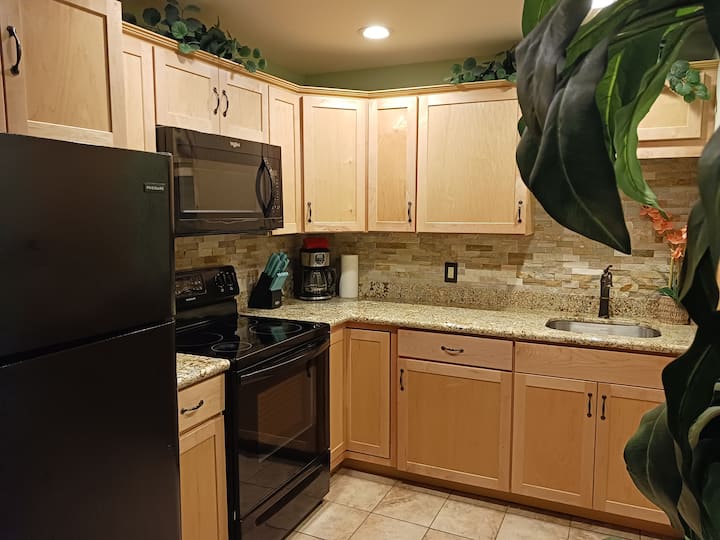 Deluxe, Hawaiian-themes Suite! - Honolulu, HI