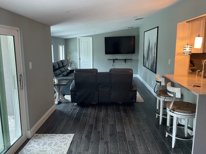 Cozy 3-bed/3-bath The Beach House. - Coconut Creek, FL