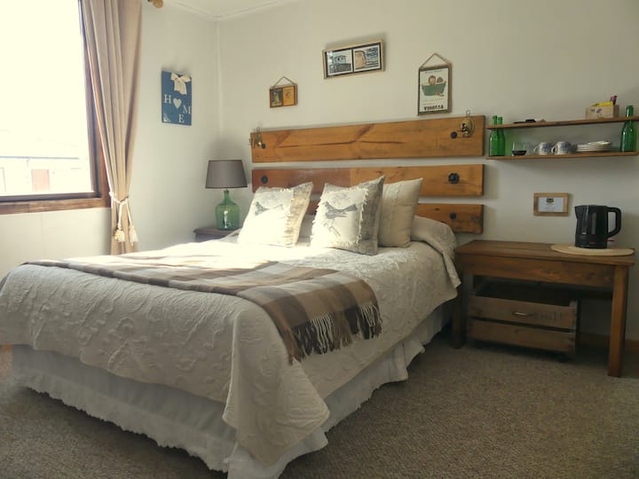 Matrimonial Room At Pire Mapu Cottage, En Suite - Puerto Natales
