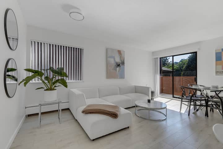 Chic 1-bedroom Apartment In Ideal Location - Vancouver