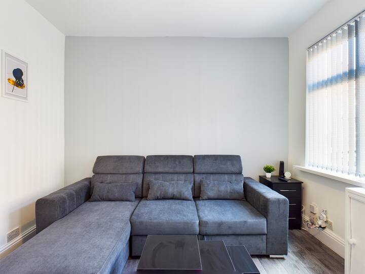 Whitmore House - New - Sleeps 6 - Modern - Parking - Stoke-on-Trent